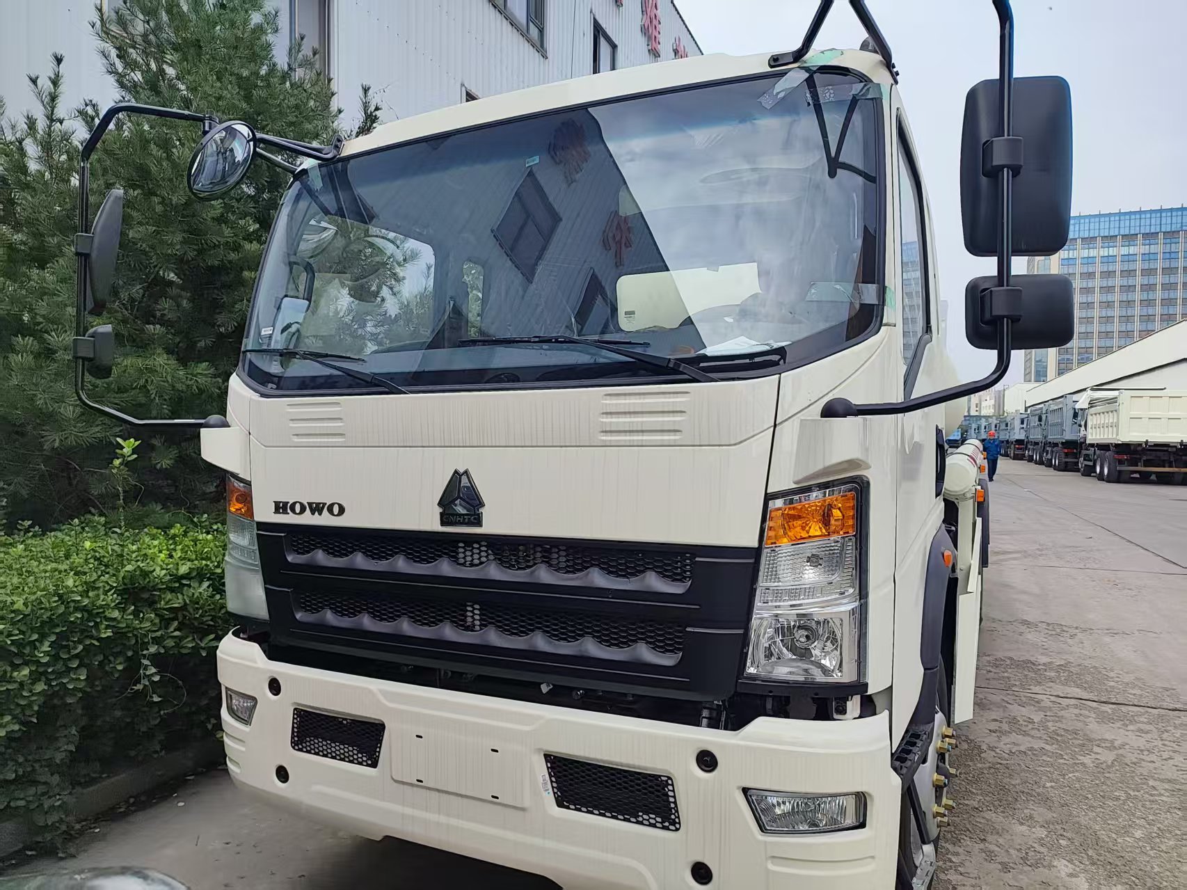 HOWO 4x2 Water Tank Truck: 160HP Power & 12CBM Capacity – Agile & Efficient